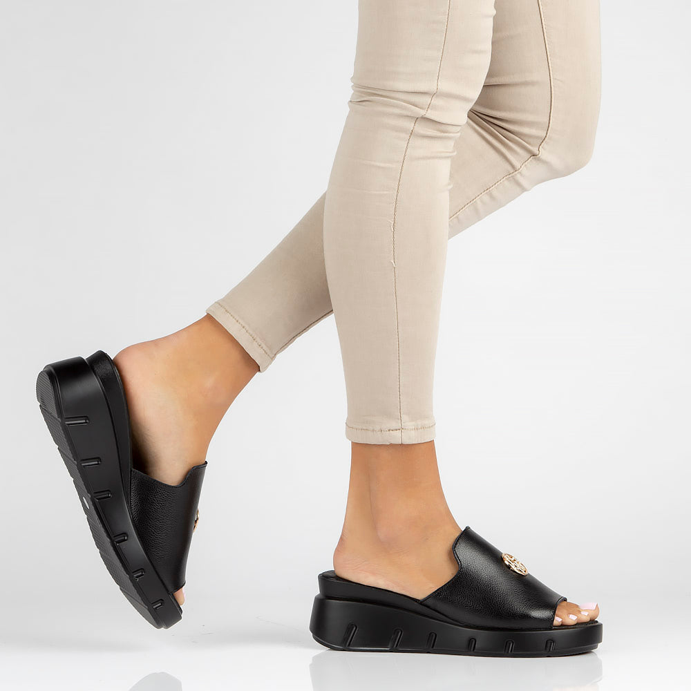 Papuc dama din piele naturala neagra cu platforma 13308 – Superlative.ro